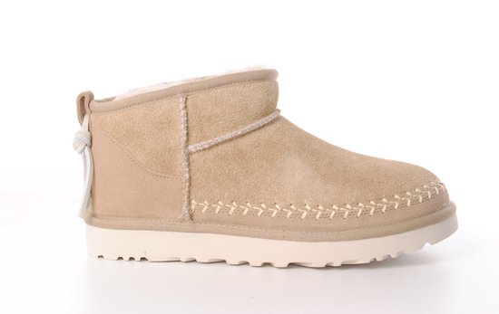 Ugg dames enkellaarsje Cl Ultra mini Biarritz suède beige | bol