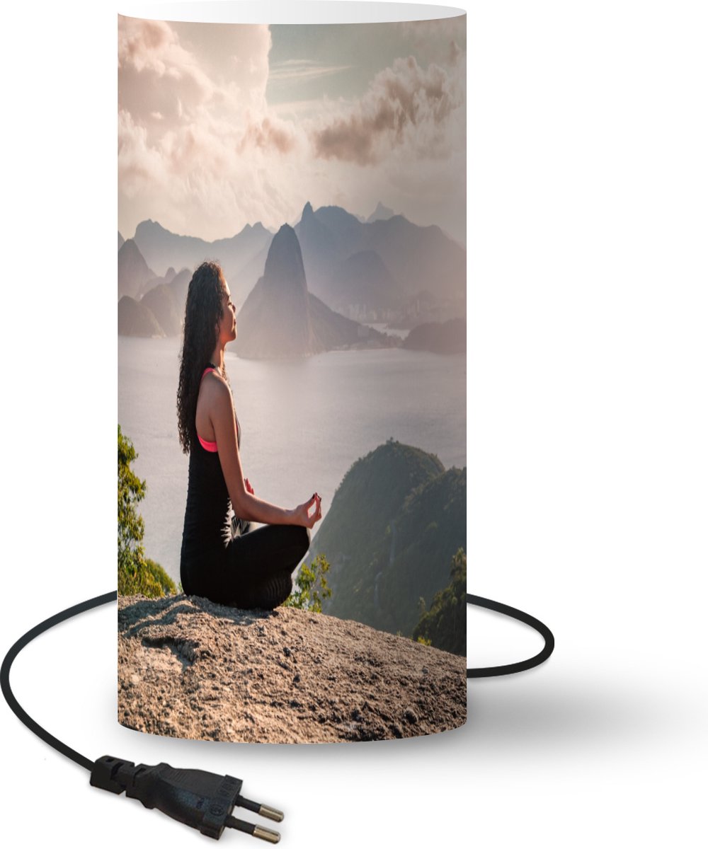 Lamp Yoga - vrouw doet yoga in natuur - 33 cm hoog - Ø16 cm - Inclusief ...