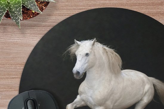 Muismat Dieren op een zwarte achtergrond - Witte paard galopperend op ...