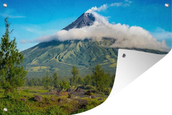 Le beau volcan sous un ciel bleu dans le parc national du Volcano Mayon ...