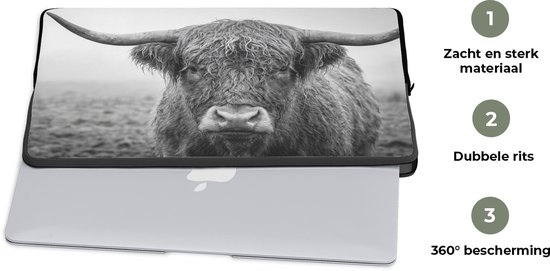 Laptophoes 13 inch - Schotse hooglander - Zwart - Wit - Gras - Laptop ...