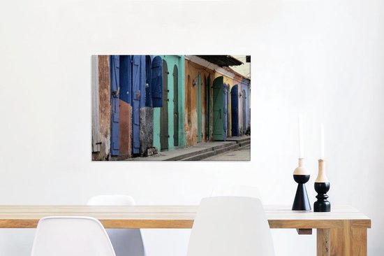 Canvas Schilderij Een pittoresk straatje in Port-au-Prince - 90x60 cm - Wanddecoratie | bol.com