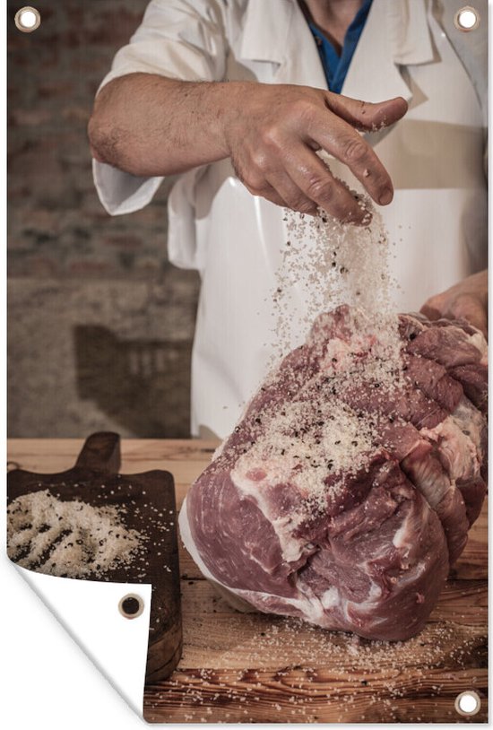 Tuinposter - Tuindoek - Tuinposters buiten - De slager kruidt het vlees ...