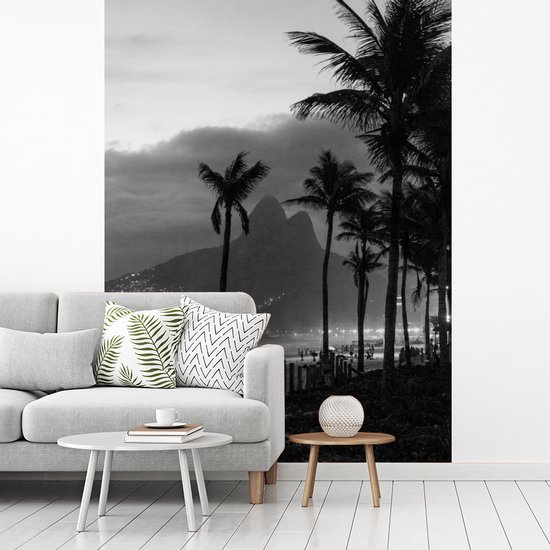 Behang - Fotobehang Berg bij Ipanema-strand tussen de palmen in Rio de ...
