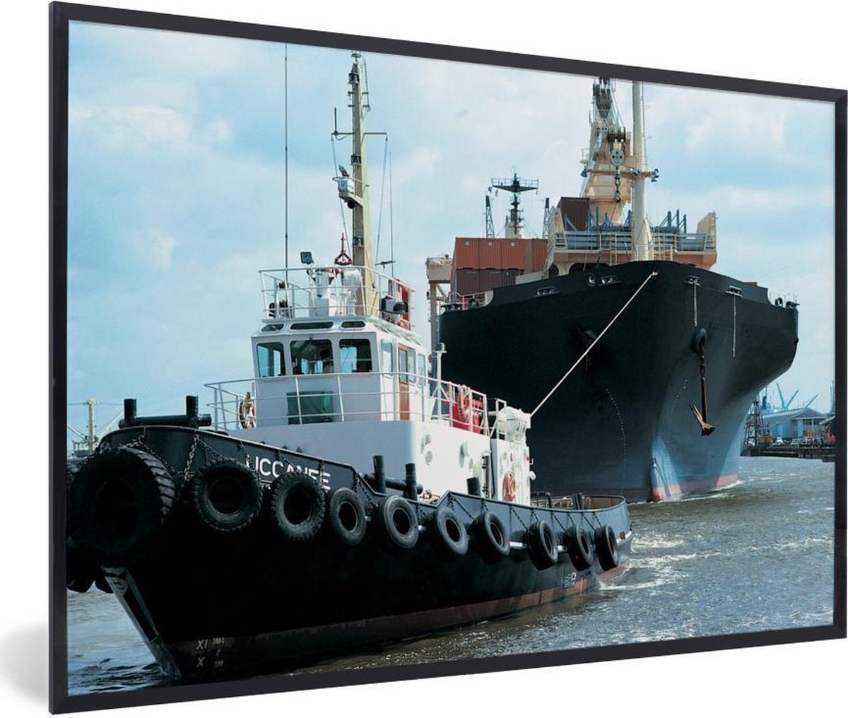 bol.com | Poster met lijst Sleepboot - Sleepboot trekt een ...