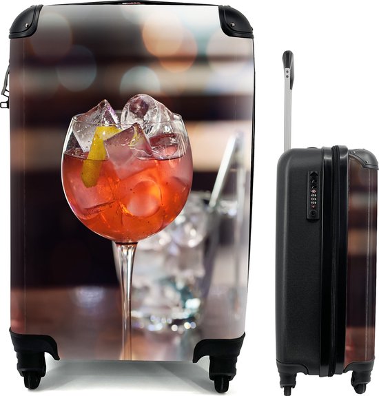 MuchoWow® Koffer - Gin tonic met rode vruchten op een houten tafel ...