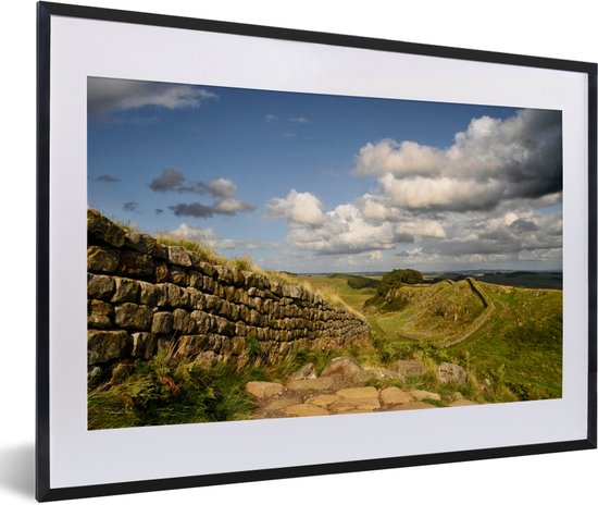 Fotolijst incl. Poster - De Muur van Hadrianus met een stenig pad op de ...