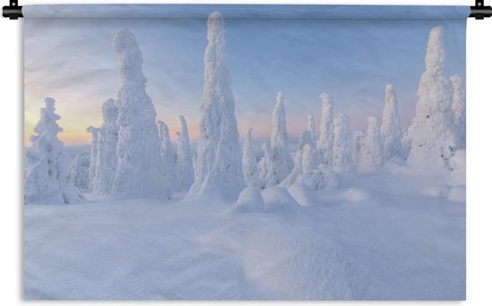 Wandkleed Nationaal park Riisitunturi - De zonsopgang schijnt op de ...