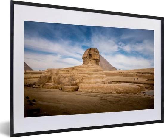 Fotolijst incl. Poster - De Sfinx van Gizeh die voor de grote piramide ...