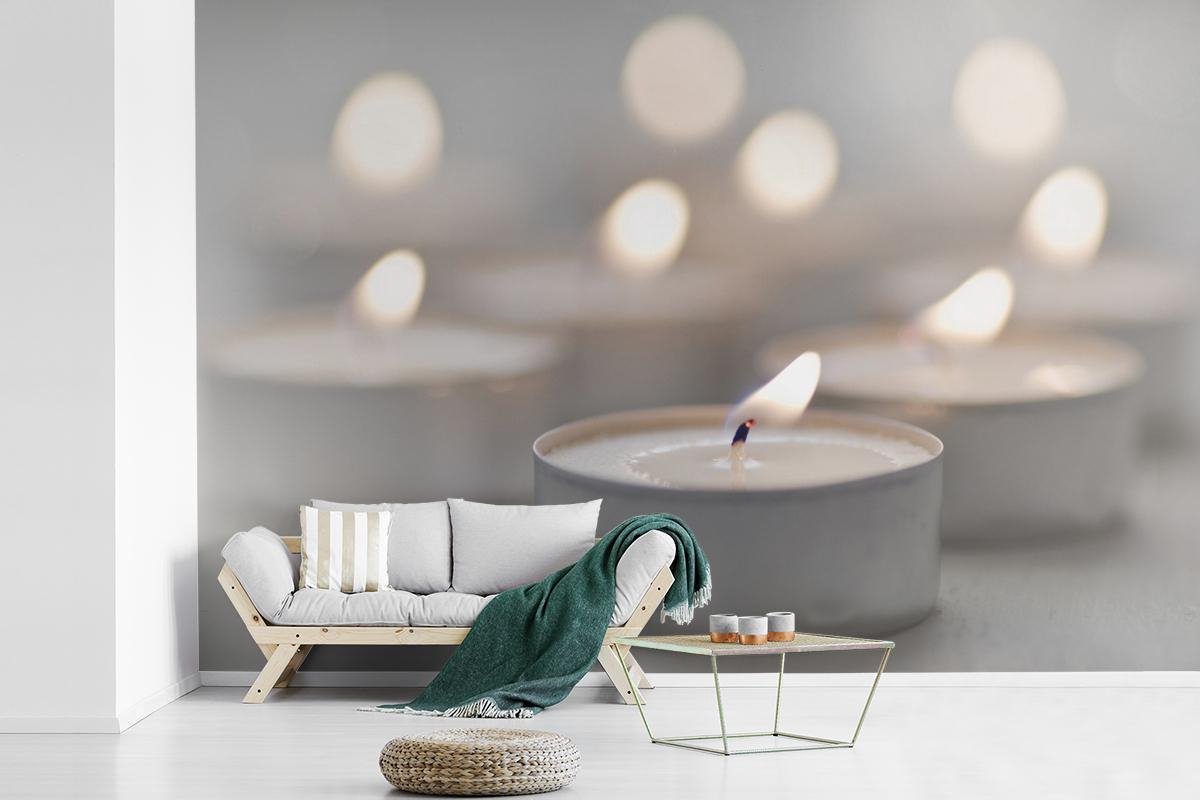 Behang - Fotobehang Rustgevend beeld van brandende theelichtjes ...