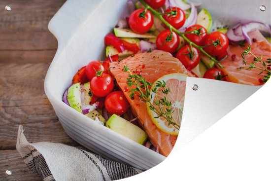 Tuinposters buiten Rauwe zalm is geserveerd met een doorsnedes van ...