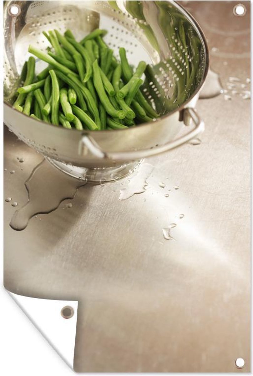 Tuinposters buiten Groen toon bonen in een vergiet - 60x90 cm | bol.com