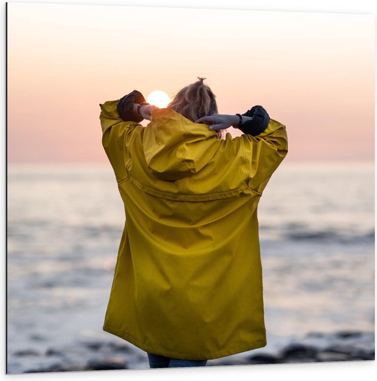 Dibond - Foto van Gele Regenjas - 100x100cm Foto op Aluminium (Met ...