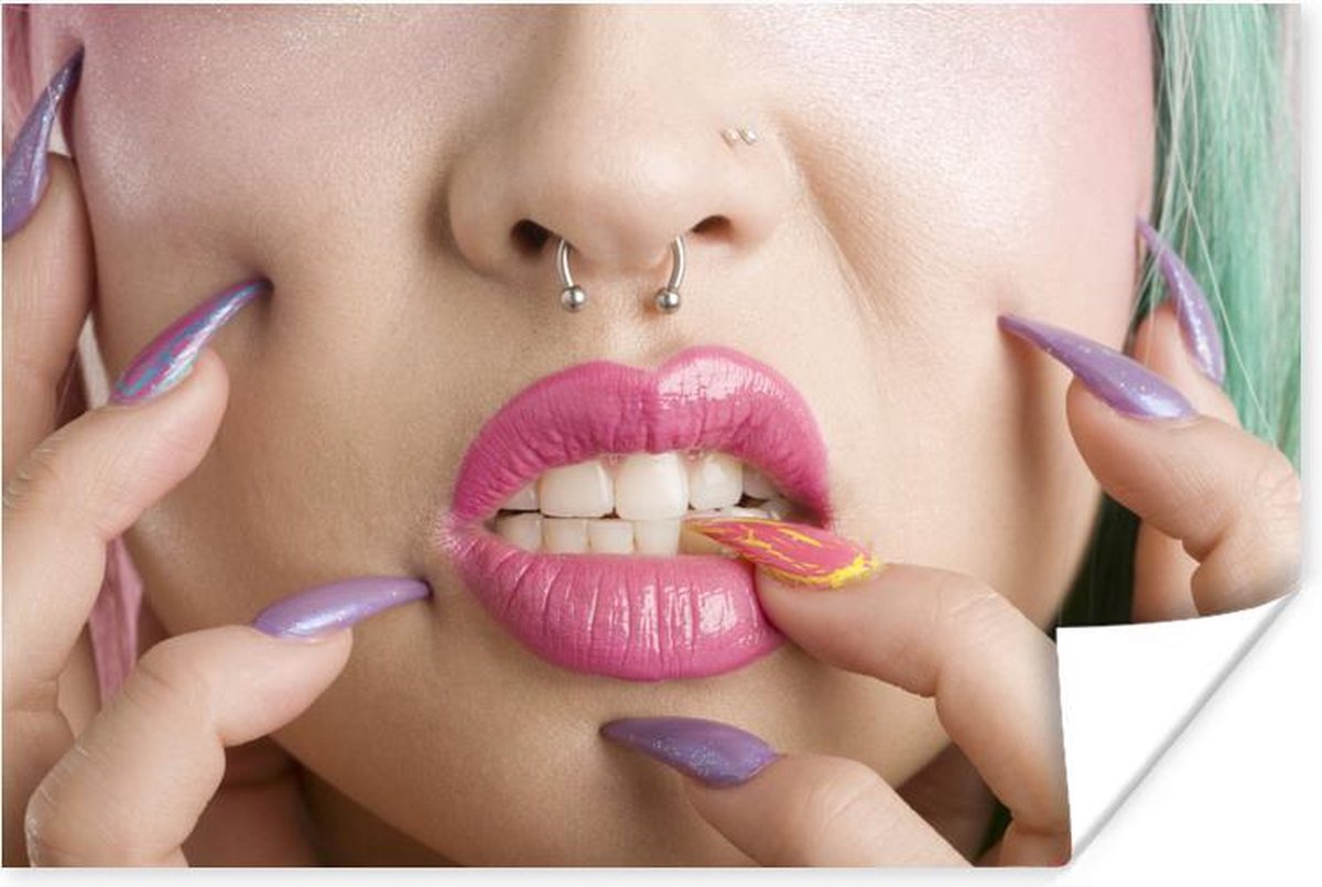 Poster - Vrouw met neuspiercing en lange nagels - 90x60 cm | bol.com