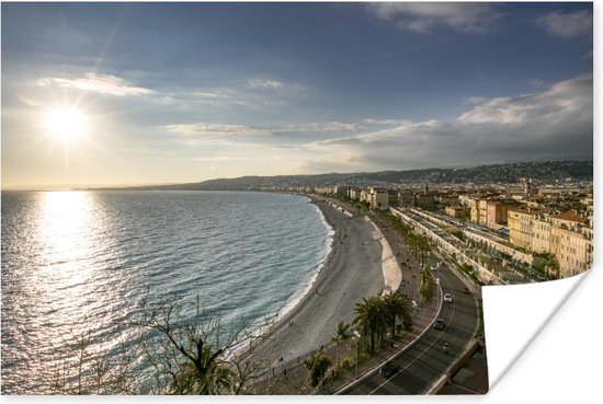Rayons de soleil le long de la plage méditerranéenne à Nice Poster ...