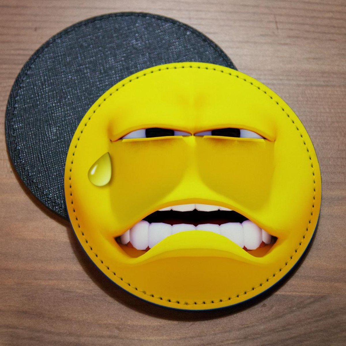 ILOJ onderzetter - Emoticon huilend in geel - rond | bol.com