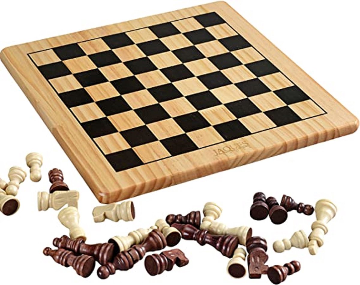 Schaakbord \ Chess figures and chessboard made of wood - Houten ...
