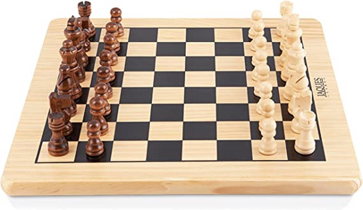 Schaakbord \ Chess figures and chessboard made of wood - Houten ...