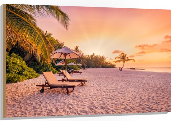 Hout - Luxe Ligbedden op Wit Strand tijdens Feloranje Zonsondergang ...
