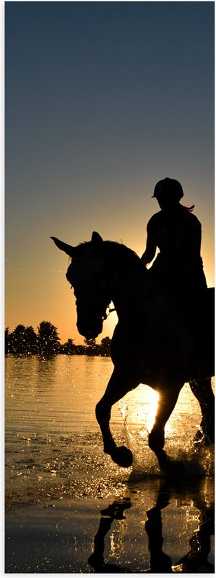 Poster (Mat) - Silhouet van Ruiter op Paard rennend door Zeewater ...
