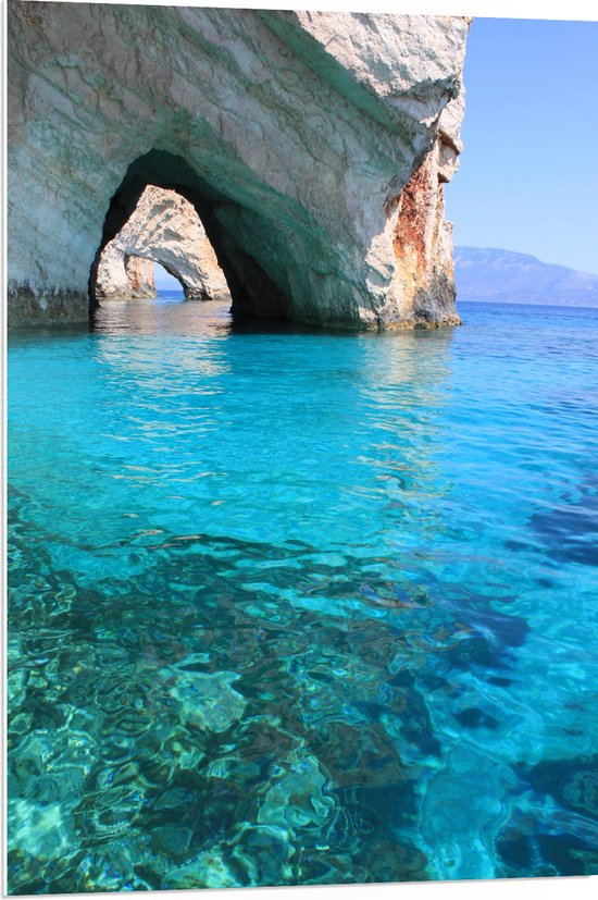 PVC Schuimplaat- Grotten en Gesteente boven de Blauwe Zee - 70x105 cm ...