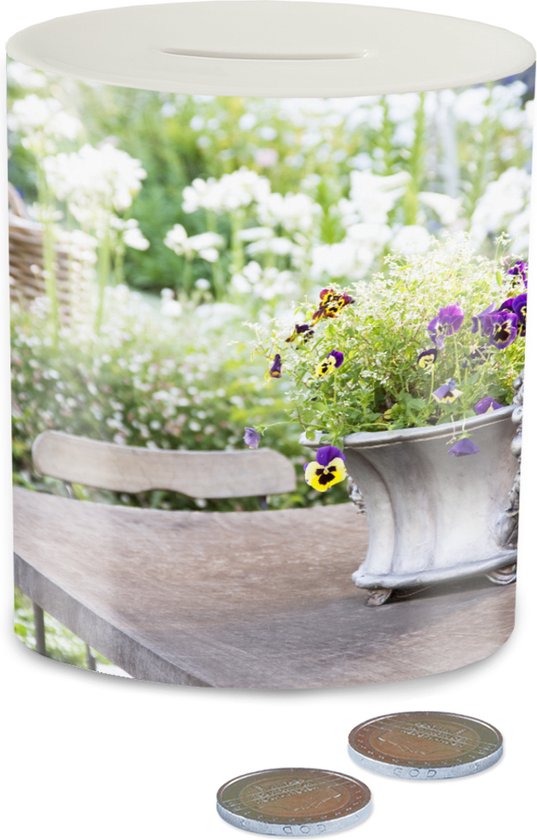 Spaarpot - Spaarblik - Pot op de tafel in de tuin - Spaarpotten ...