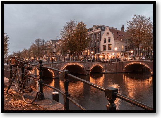 Avondlicht over de Amsterdamse Grachten - Fotoposter 70x50 met Lijst | bol