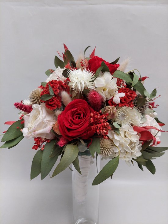 Elegant prachtige bruidsboeket met geconserveerde rode en witte rozen ...