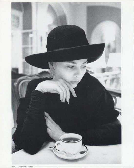 Mini zwart-wit poster - Woman in Black - Stephen Hender - 24x30 cm | bol