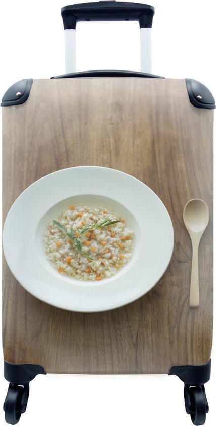 Valise - Une louche à côté d'une assiette blanche avec risotto ...