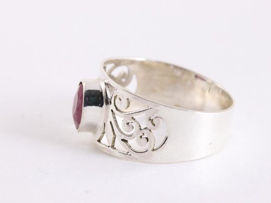 Opengewerkte zilveren ring met robijn - maat 19 | bol