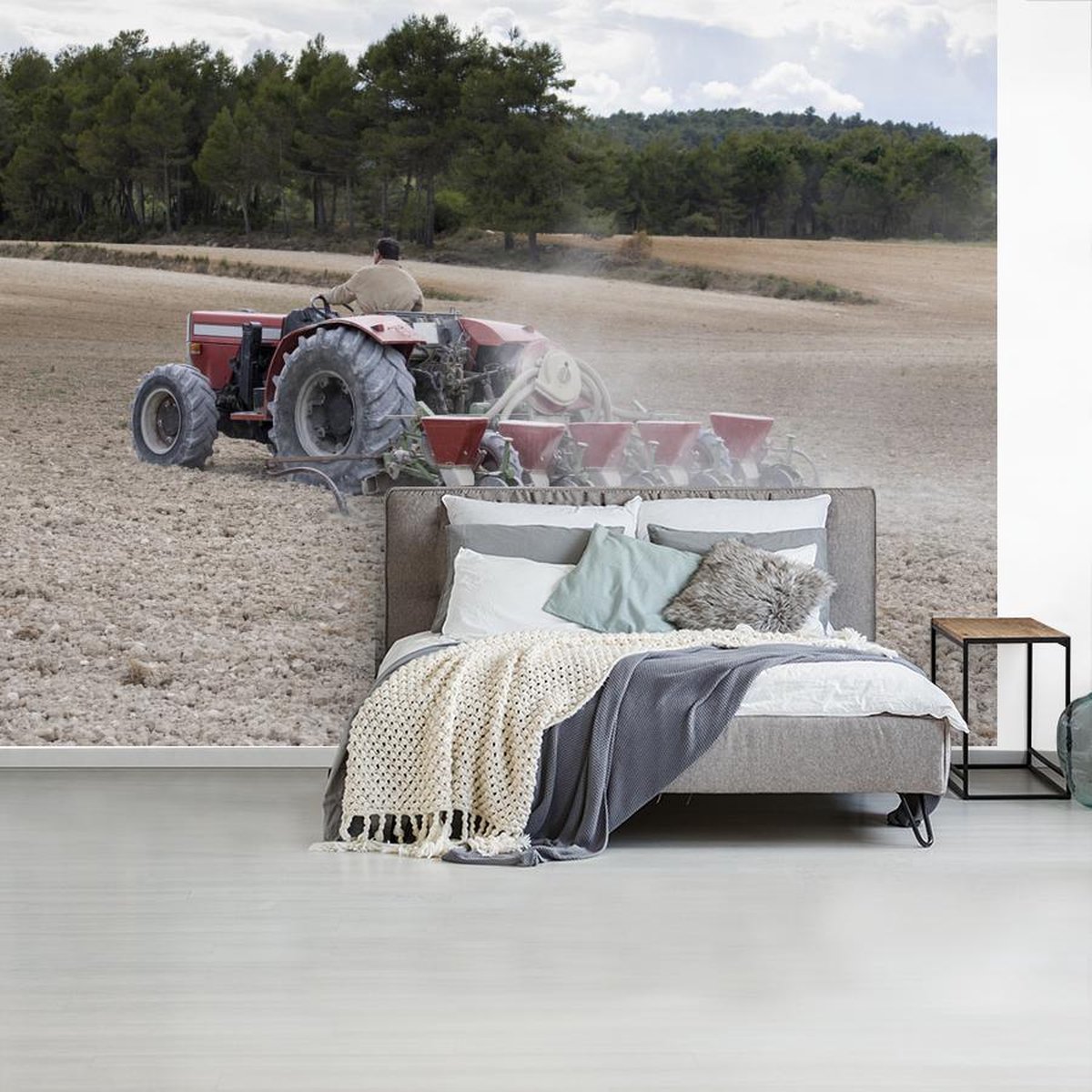 Behang - Fotobehang De boer ploegt zijn veld met zijn rode tractor ...
