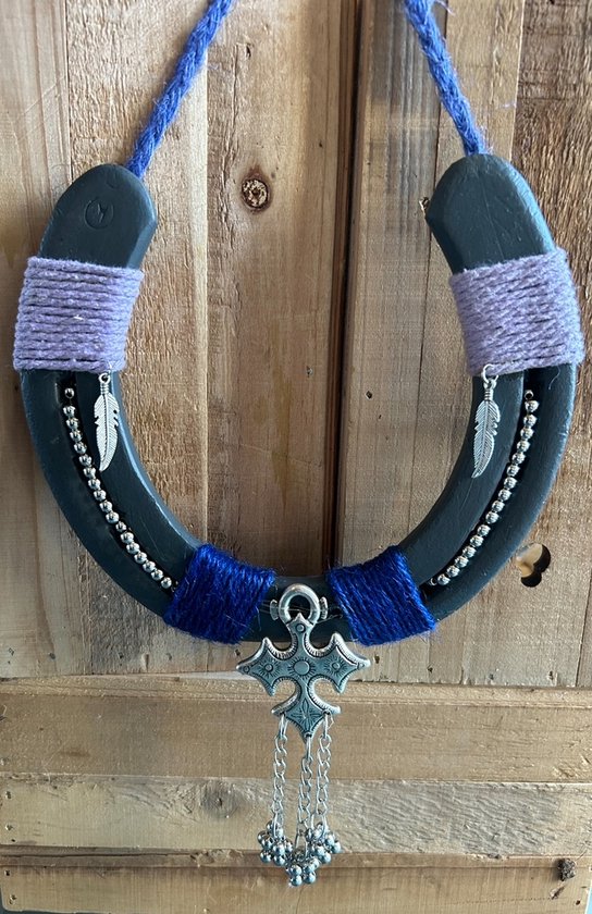 Decoratief hoefijzer met paarse accenten om wat geluk te brengen in je ...