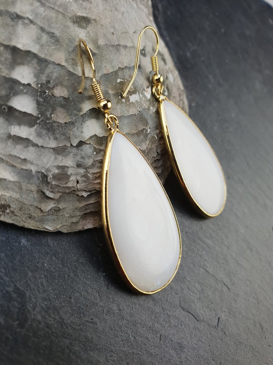 Parelmoeren oorbel Big Teardrop White Shell Gold - oorhangers - wit ...