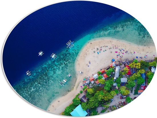 PVC Schuimplaat Ovaal - Zee - Water - Strand - Zand - Bomen - Huizen ...