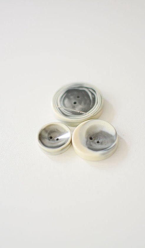 Knopen 10 stuks - 28mm - ecru met grijze swirl en twee gaatjes | bol.com