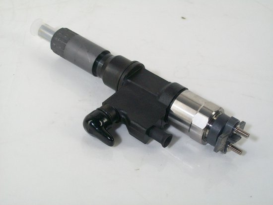 Isuzu injector [095000-5471 - 970950-0547] | bol.com
