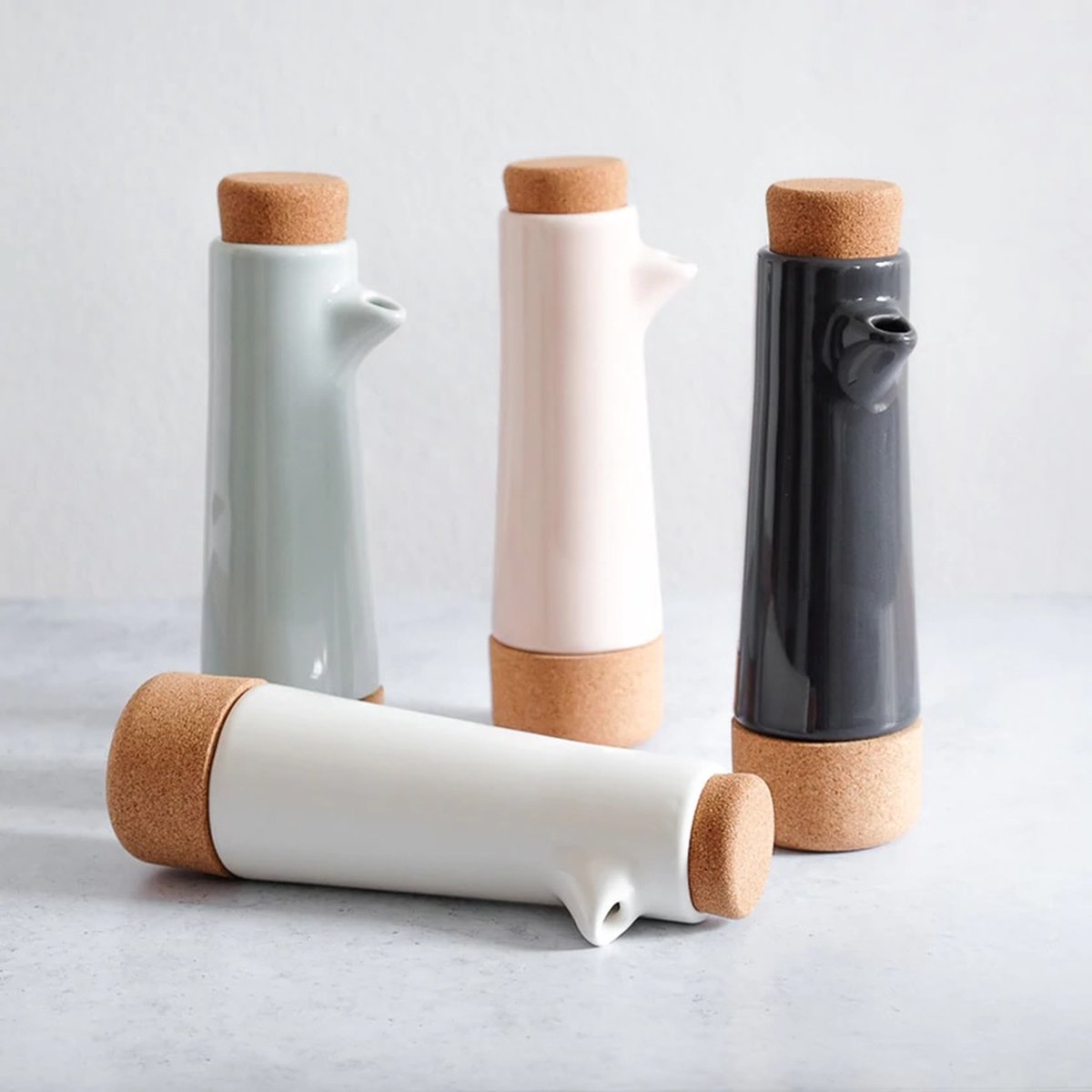 Alma Gemea Olie & Azijn setje, Donkergrijs, keramiek met eco kurk, set ...