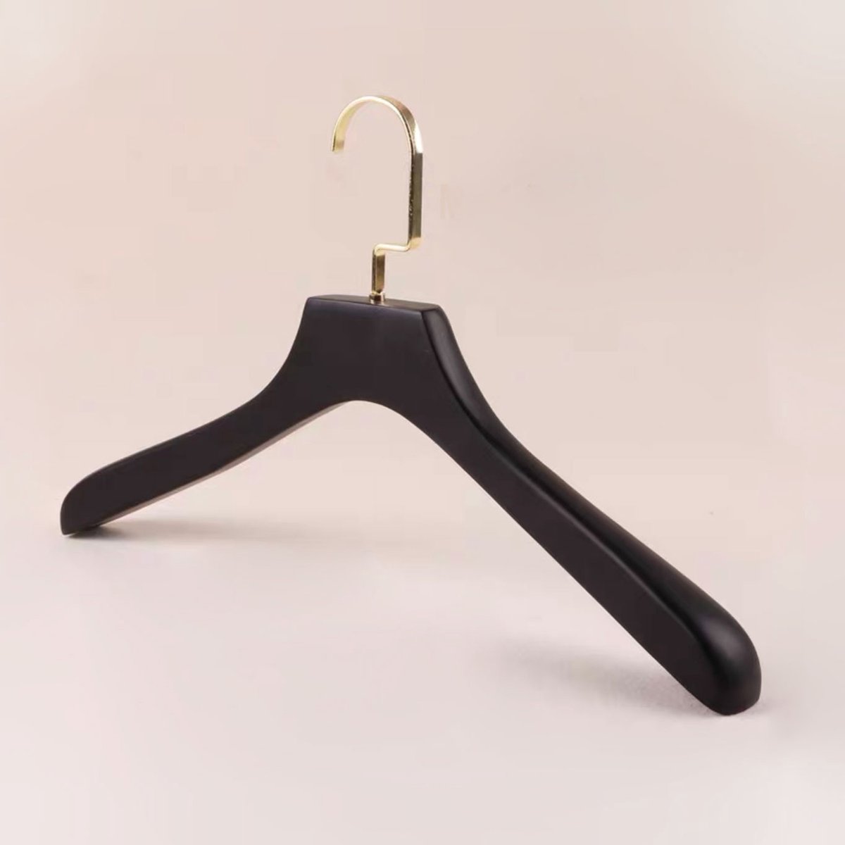 Kledinghangers Jose | Zwarte kledinghangers | Kleerhangers | Luxe ...