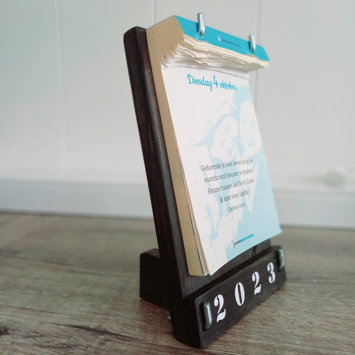 De scheurkalender houder | Zwart gebeitst Vurenhout | Met los jaartal ...