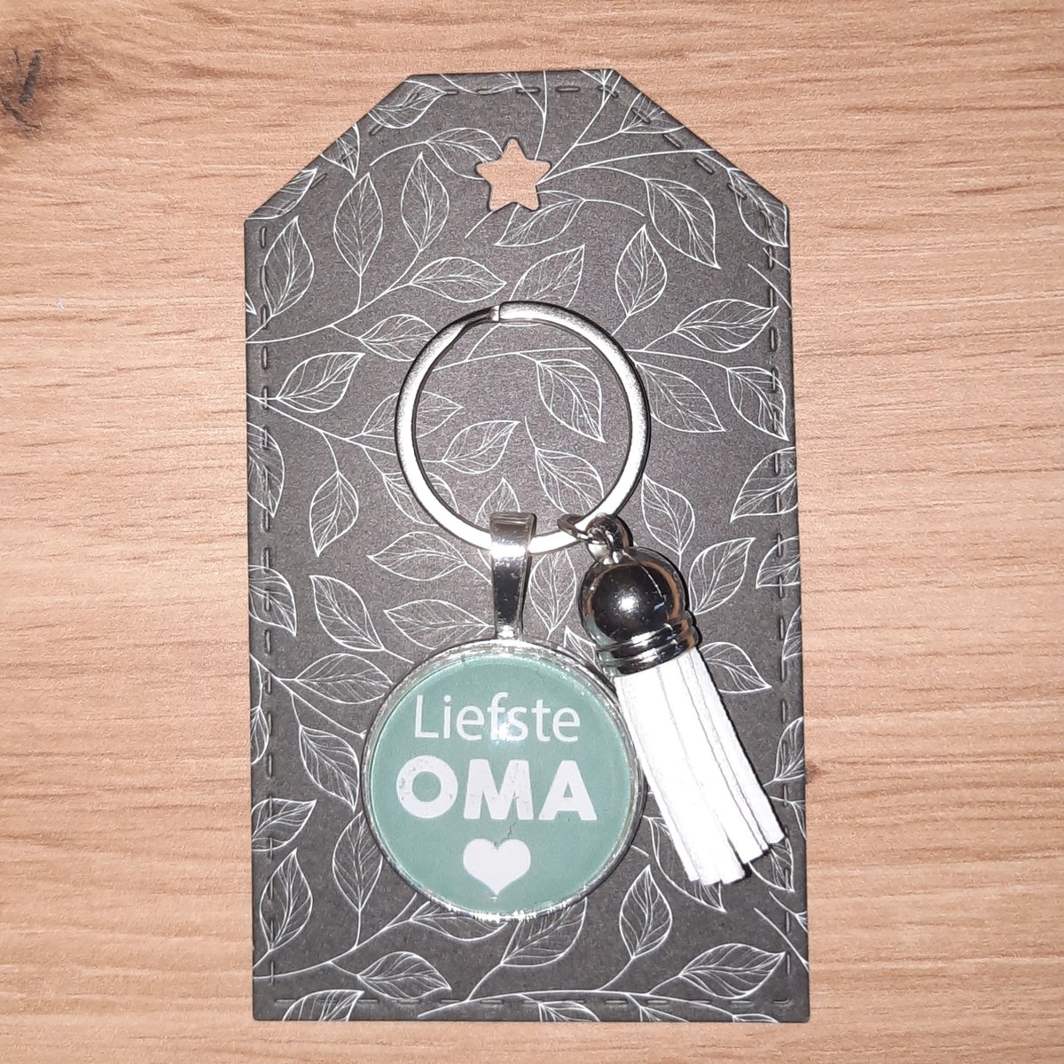 Sleutelhanger met teksthanger Liefste Oma groen / wit | bol