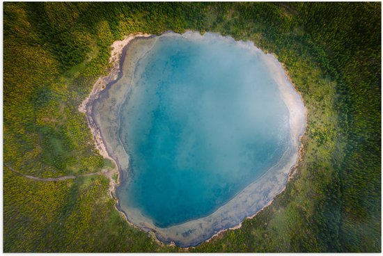 WallClassics - Poster (Mat) - Bovenaanzicht van Meer in Groen Gebied ...