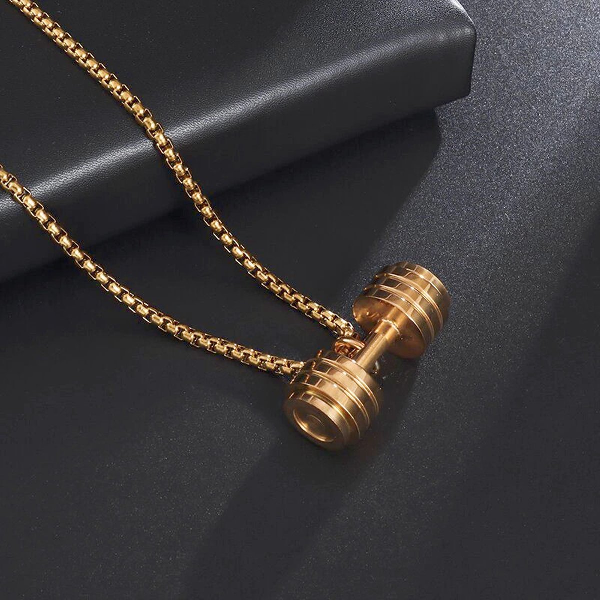 Hals ketting met dumbbell. Hanger in de vorm van een fitness halter ...