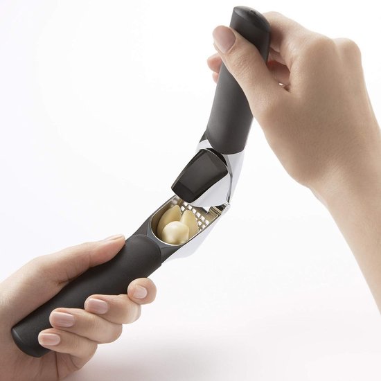 OXO Good Grips knoflookpers voor het pletten van knoflook en gember ...