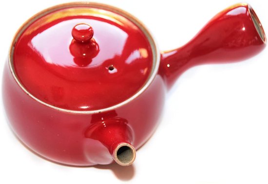 Traditionele Japanse Kyusu theepot gemaakt van rood geëmailleerde klei ...