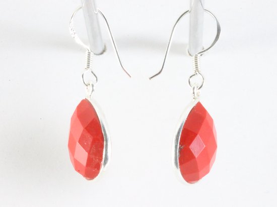 Druppelvormige zilveren oorbellen met gefacetteerde rode koraal steen | bol
