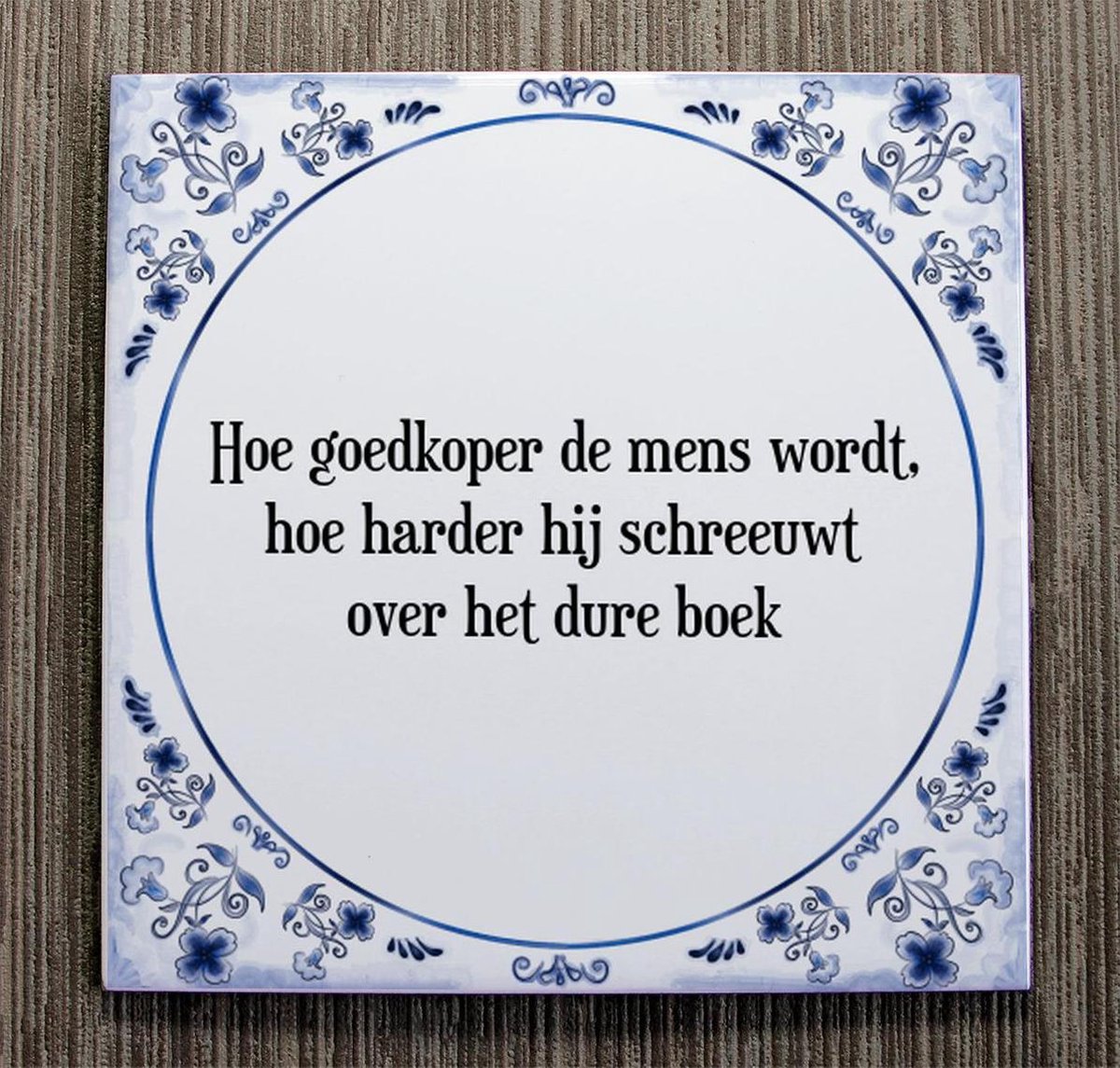 Tegeltje met Spreuk (Tegeltjeswijsheid): Hoe goedkoper de mens wordt, hoe harder hij... | bol.com