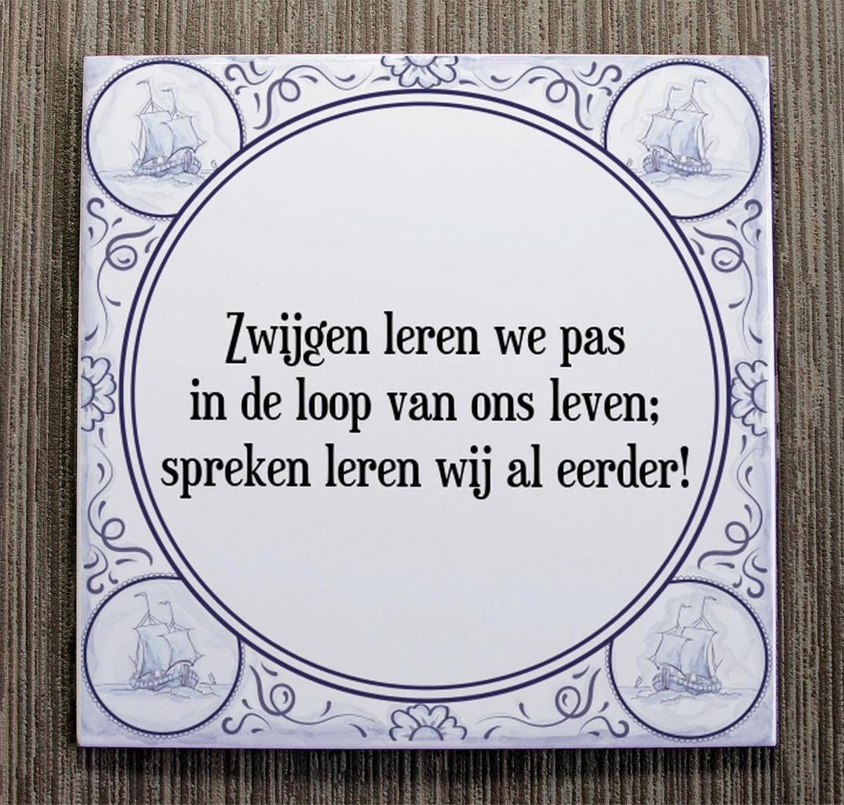 Tegeltje met Spreuk (Tegeltjeswijsheid): Zwijgen leren we pas in de loop van ons... | bol