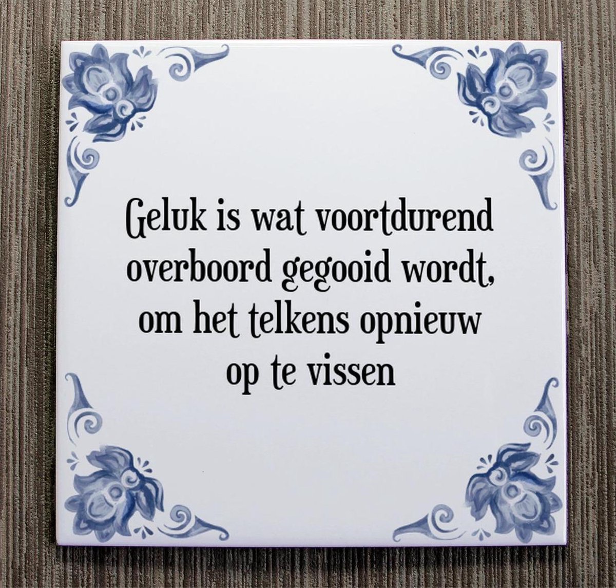 Tegeltje met Spreuk (Tegeltjeswijsheid): Geluk is wat voortdurend overboord gegooid... | bol.com