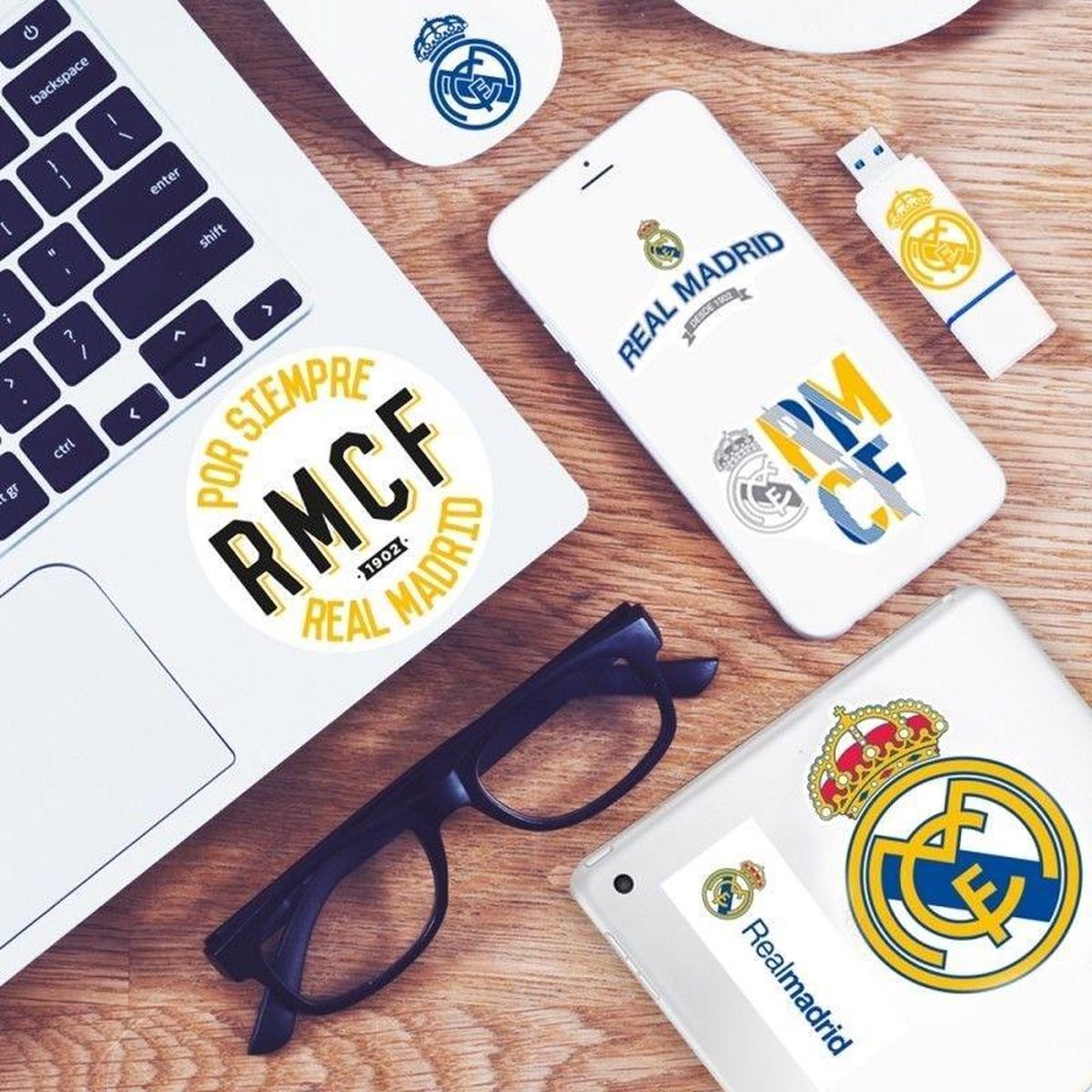 Real Madrid Stickers Logo 2 Stuks | bol.com